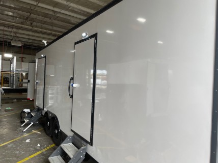 Mobile Laundry Trailer: 8-Station Laundry | MO Great Dane / Total Trailers