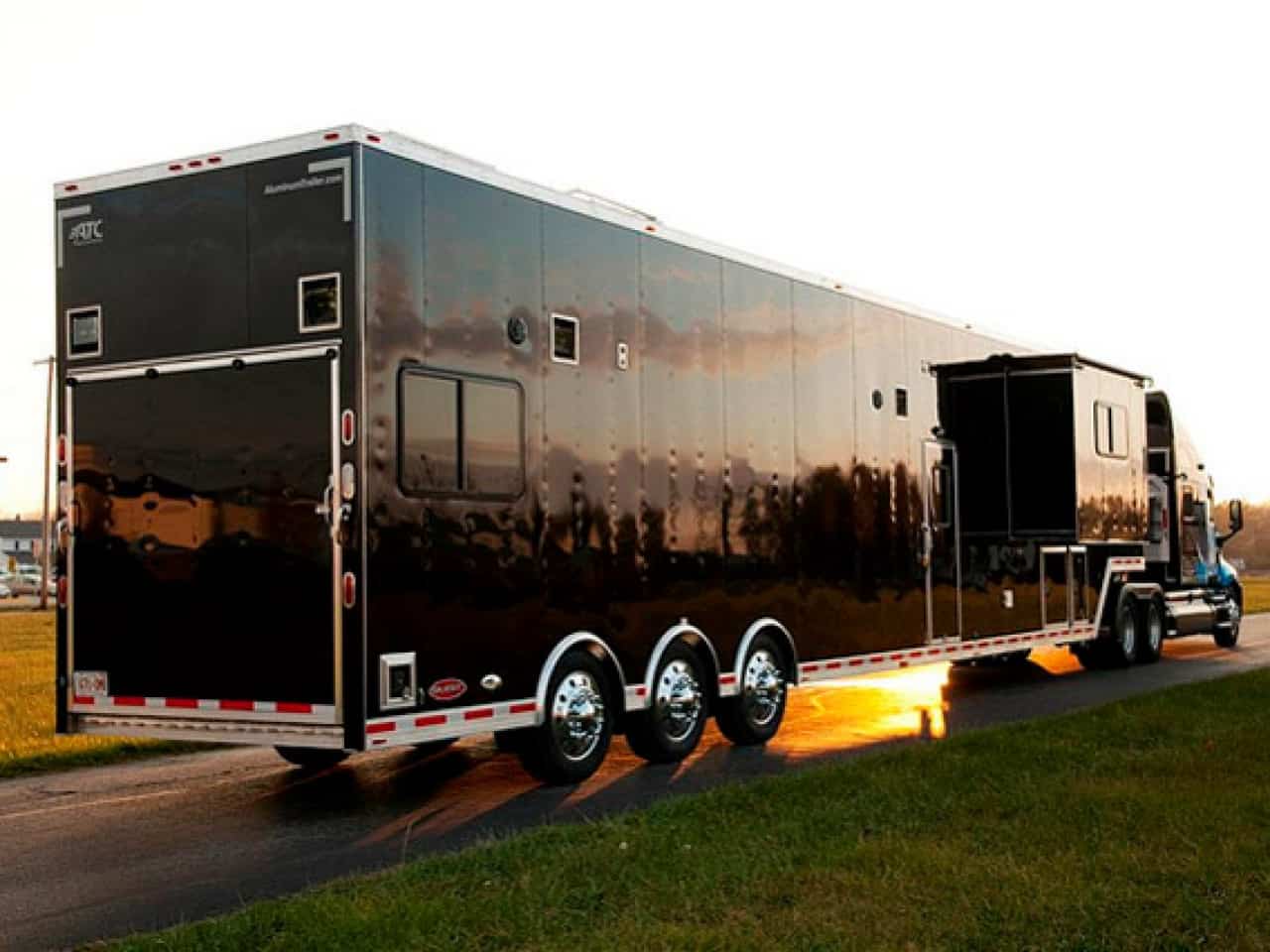 53ft Race Car Semi Trailer with Living Quarters | MO Great Dane / Total ...